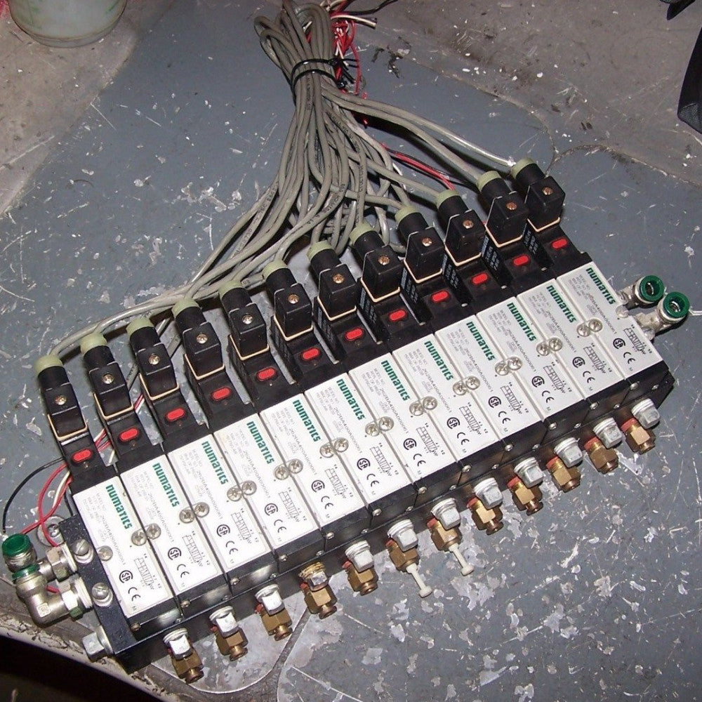 NUMATICS MANIFOLD WITH 12 SOLENOID VALVES 24 VDC COIL 150 PSIG 262BA40 ...